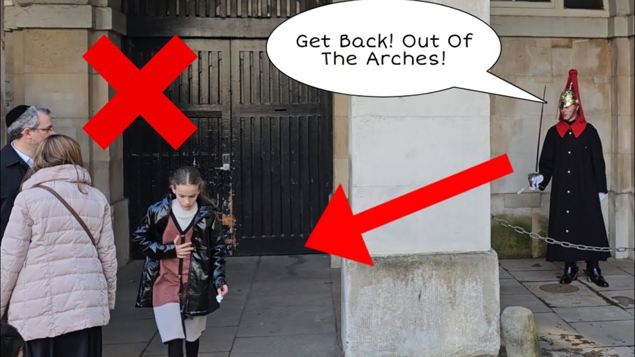 King's Guard Tells Off Family "GET BACK OUT OF THE ARCHES